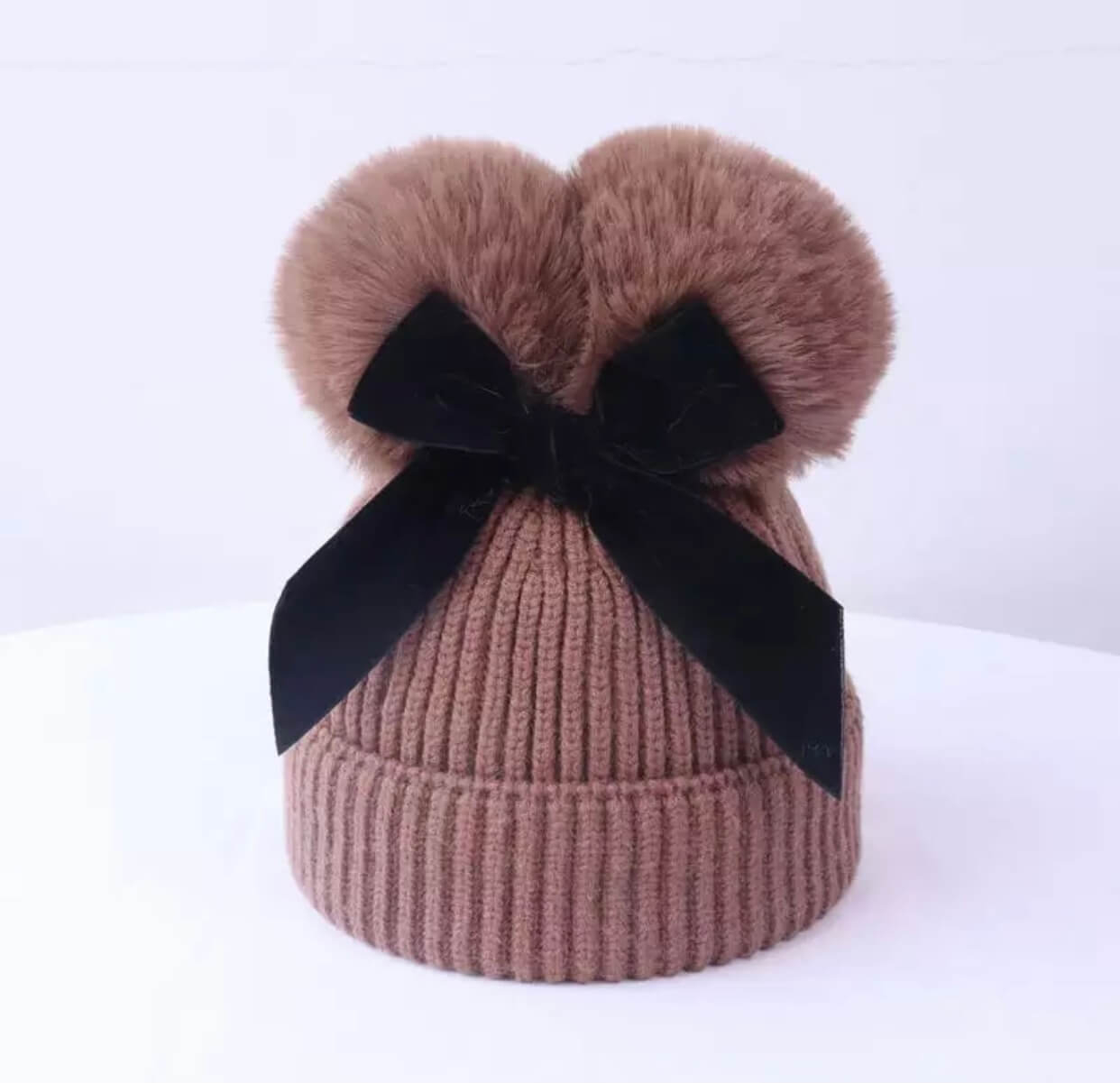 Bruine bow wintermuts met pompons kopen? - Winter muts
